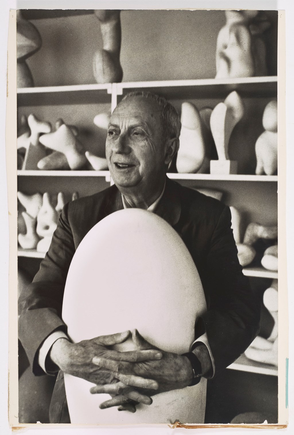 Alexander Liberman (1912-1999), Jean Arp dans son atelier, 1949 ...