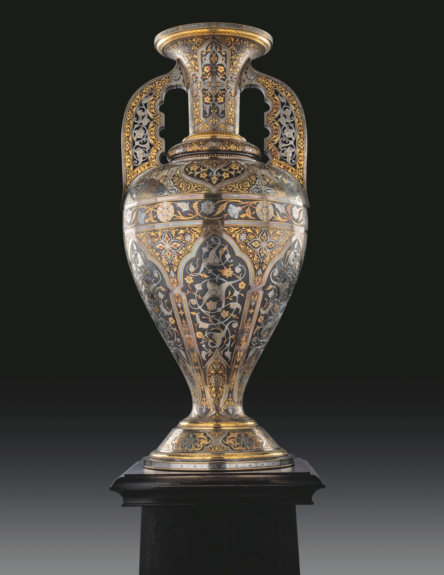 A LARGE SPANISH GOLD AND SILVER DAMASCENED FORGED IRON VASE, ON PEDESTAL
