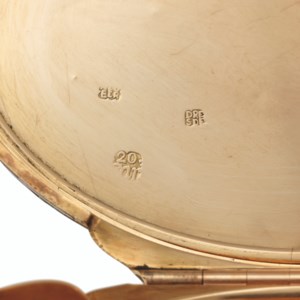 A SAXON GOLD-MOUNTED HARDSTONE SNUFF-BOX, BY JOHANN-CHRISTIAN NEUBER ...