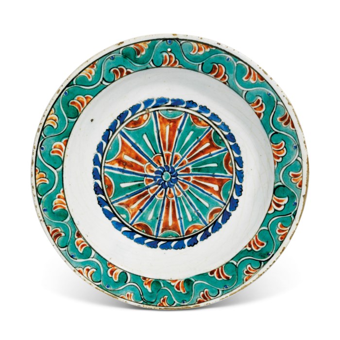AN IZNIK POTTERY DISH, OTTOMAN TURKEY, CIRCA 1590 | Christie's
