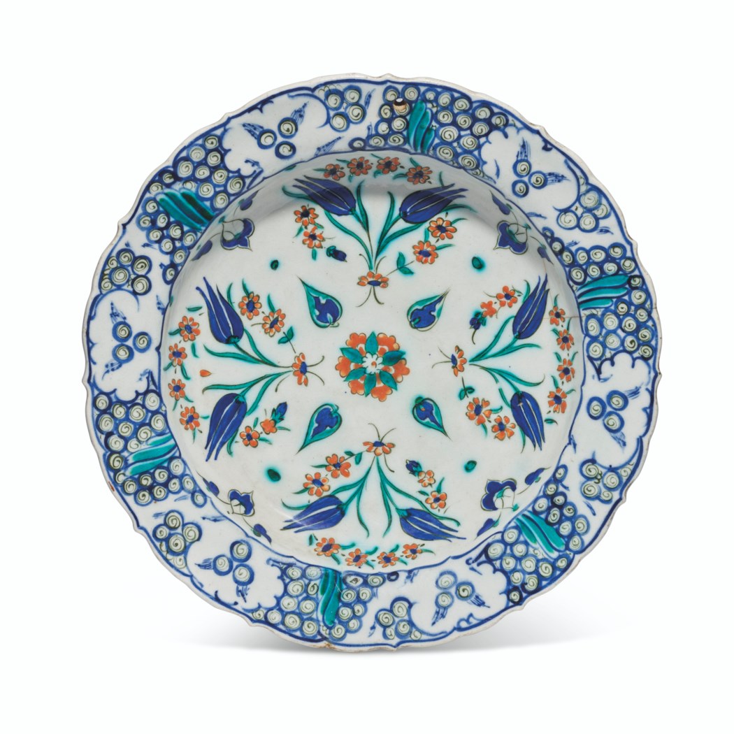 AN IZNIK POTTERY DISH, OTTOMAN TURKEY, CIRCA 1565 | Christie's
