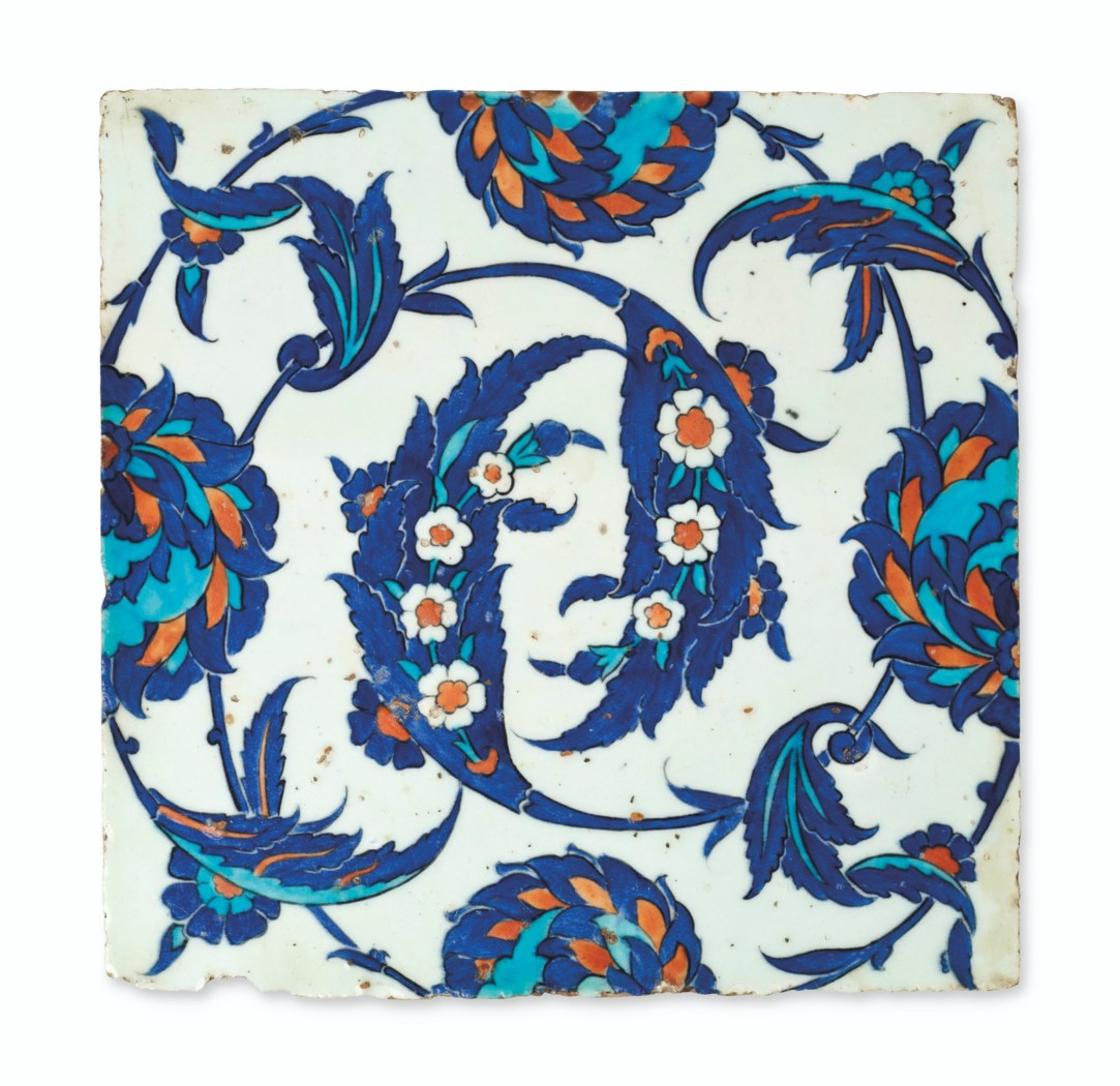 A LARGE IZNIK POTTERY TILE, OTTOMAN TURKEY, CIRCA 1565-75 | Christie's