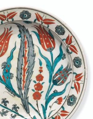 AN IZNIK POTTERY DISH, OTTOMAN TURKEY, LATE 16TH CENTURY | Christie's
