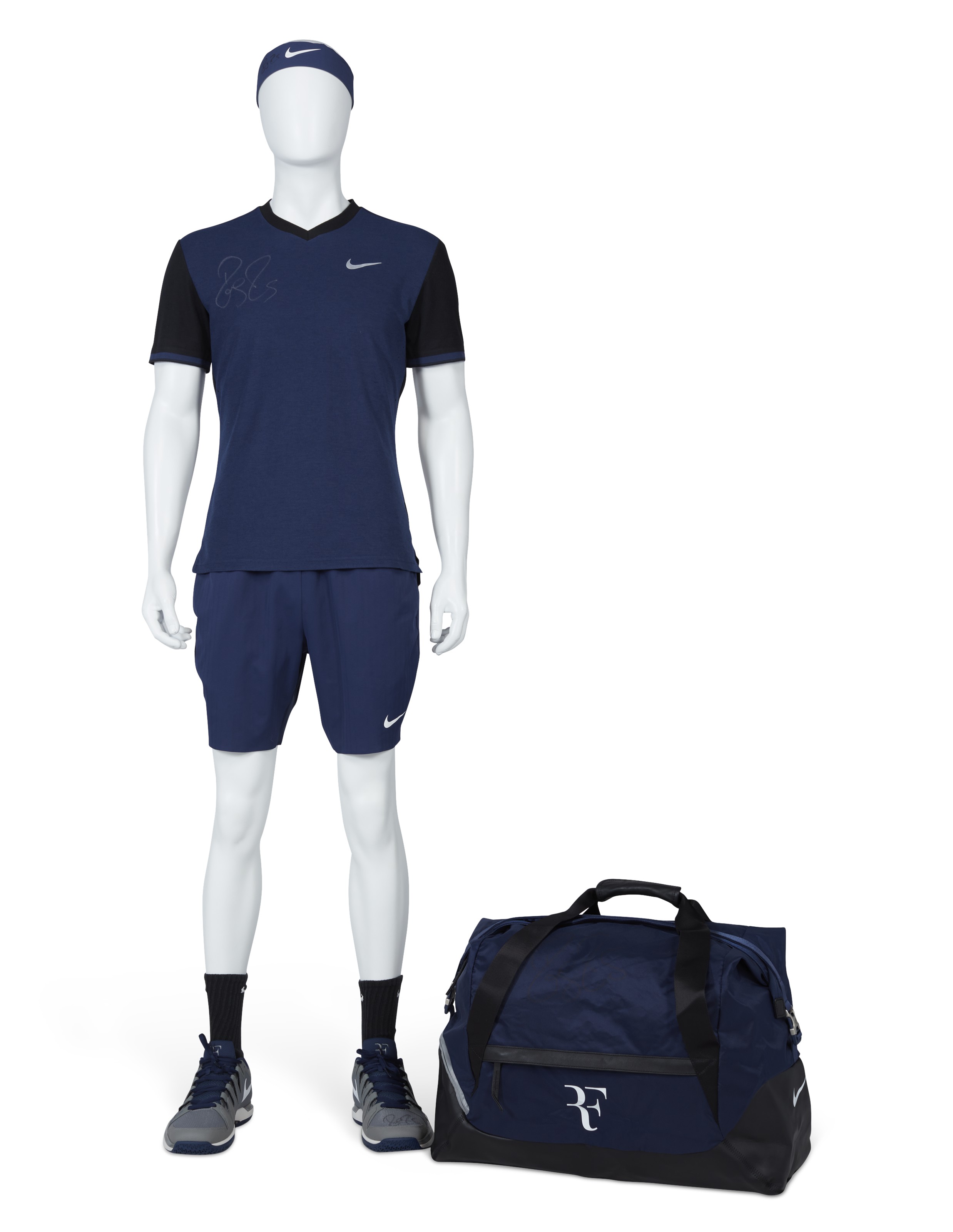 ROGER FEDERER'S TOURNAMENT OUTFIT AND BAG, ATP FINALS, LONDON, 2015 ...