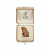 A JEWELLED AGATE MODEL OF A RABBIT