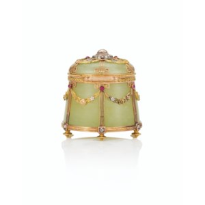 A JEWELLED AND VARICOLOUR GOLD-MOUNTED BOWENITE GUM-POT, BY FABERGÉ ...