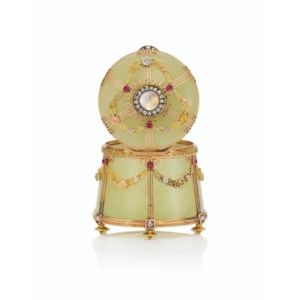 A JEWELLED AND VARICOLOUR GOLD-MOUNTED BOWENITE GUM-POT, BY FABERGÉ ...