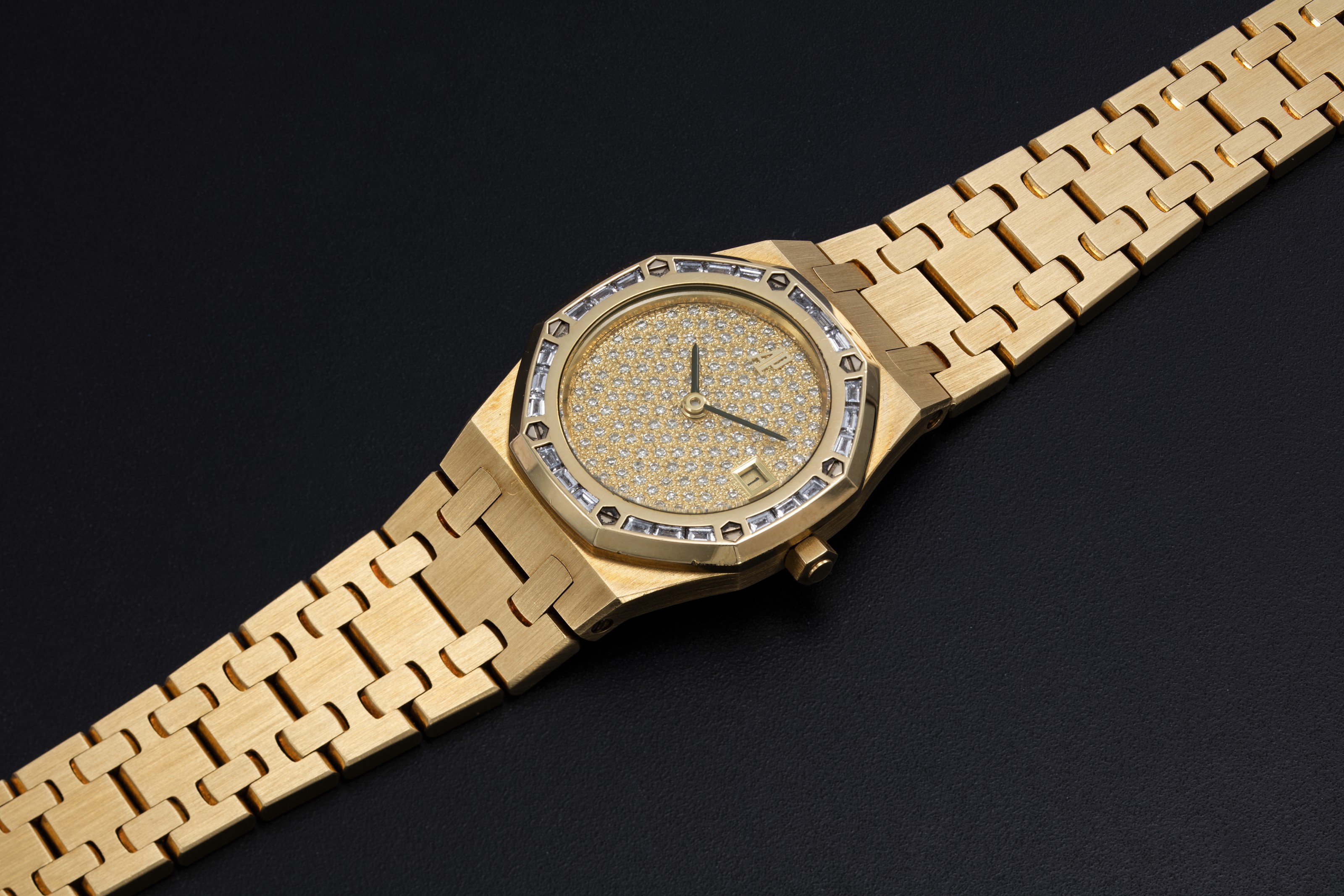 AUDEMARS PIGUET, A LADIES GOLD ROYAL OAK WITH DIAMOND-SET BEZEL AND ...