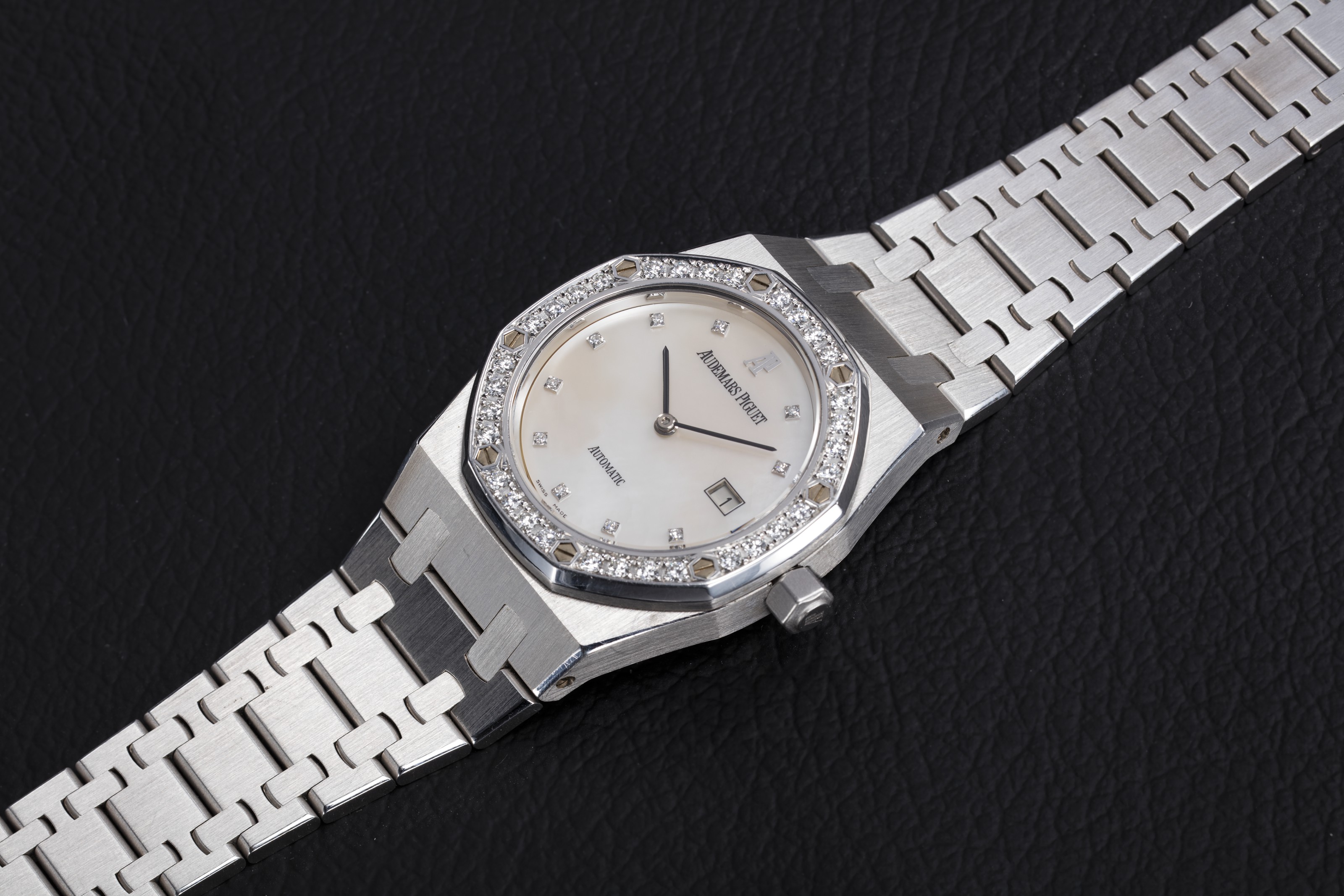 AUDEMARS PIGUET, A LADIES WHITE GOLD ROYAL OAK WITH DIAMOND-SET BEZEL ...