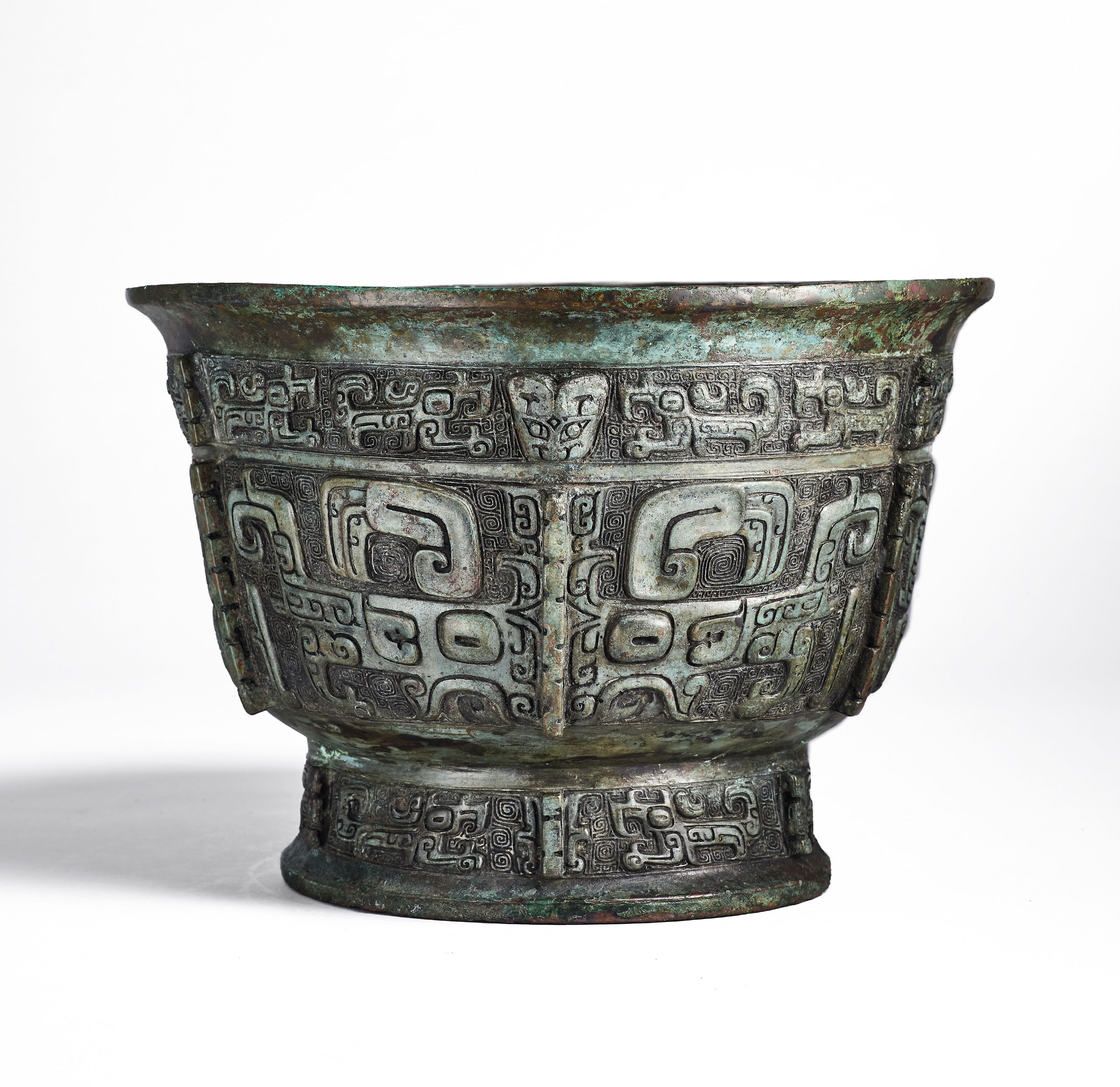 A RARE SUPERBLY CAST BRONZE RITUAL FOOD VESSEL, YU A RARE SUPERBLY CAST ...