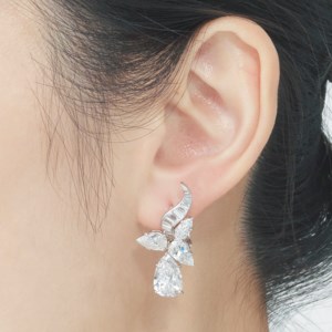 HARRY WINSTON DIAMOND EARRINGS | Christie's