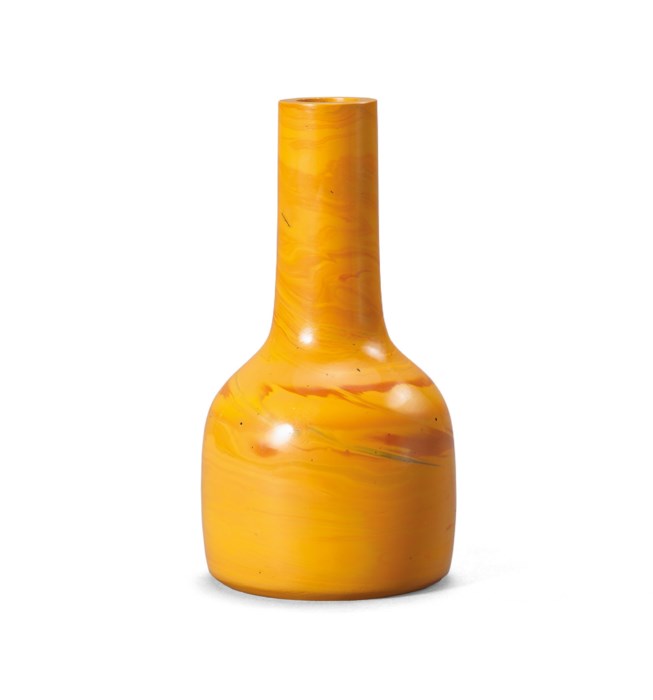 A SMALL ‘IMITATION-REALGAR’ GLASS MALLET VASE