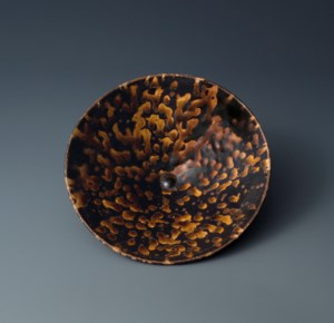 A JIZHOU ‘TORTOISE SHELL’-GLAZED TEA BOWL, SOUTHERN SONG DYNASTY (1127 ...
