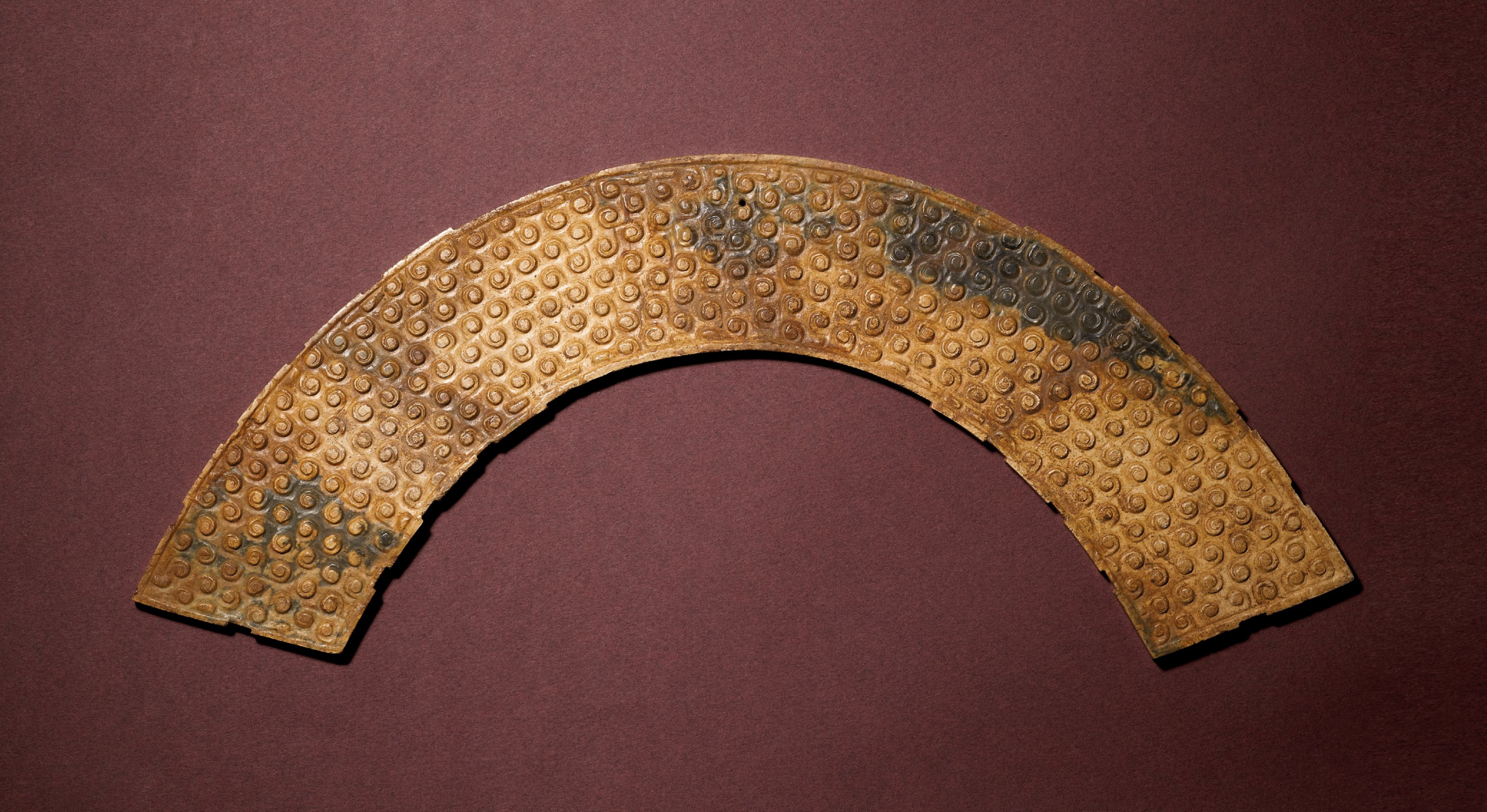 A LARGE CELADON JADE CHU-STYLE PENDANT, HUANG , EARLY TO MID-WARRING ...