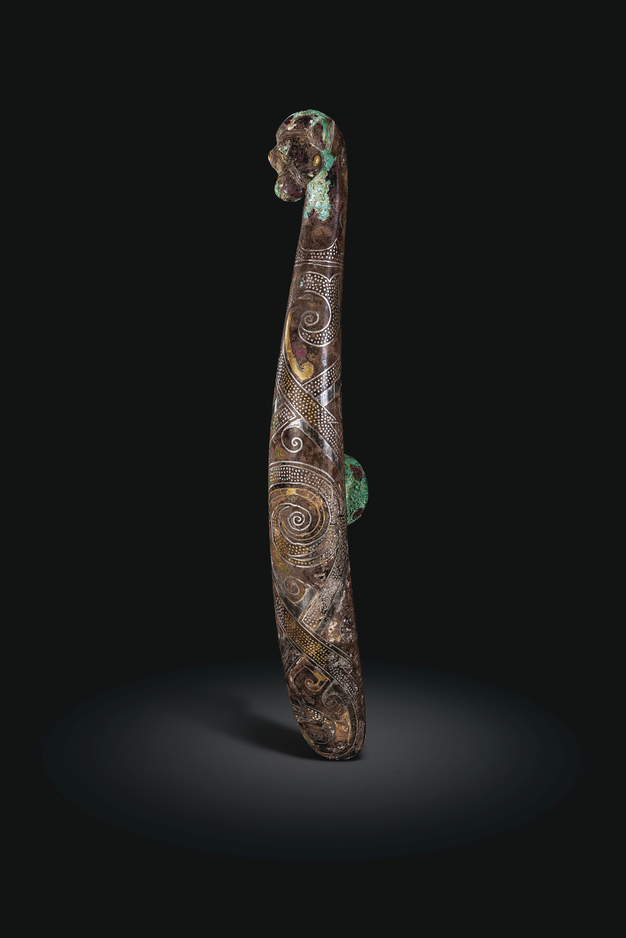 AN UNUSUAL BRONZE BIRD-FORM FITTING, WESTERN ZHOU DYNASTY (C. 1046-771 ...