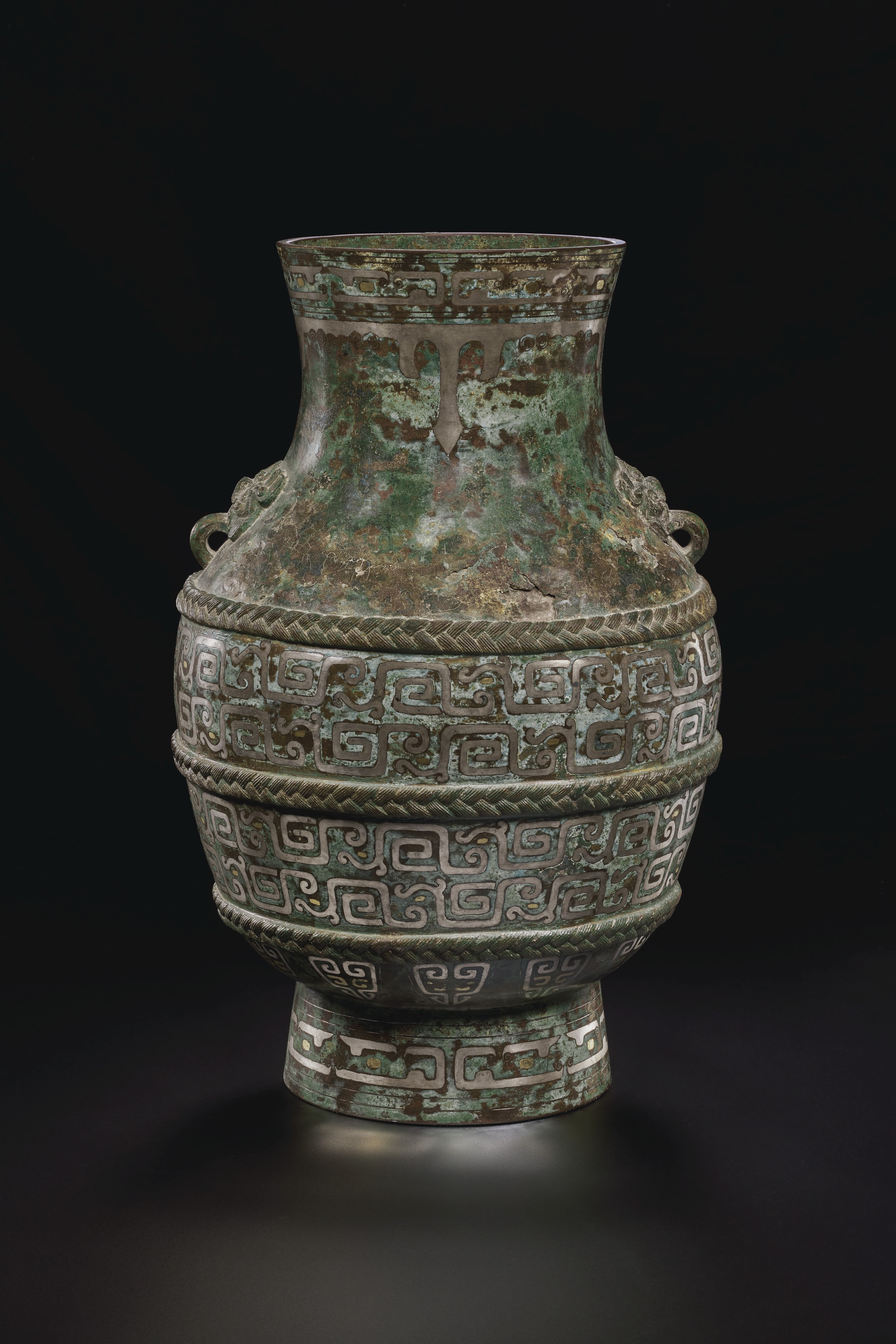 AN ARCHAISTIC SILVER AND GOLD-INLAID BRONZE JAR, HU