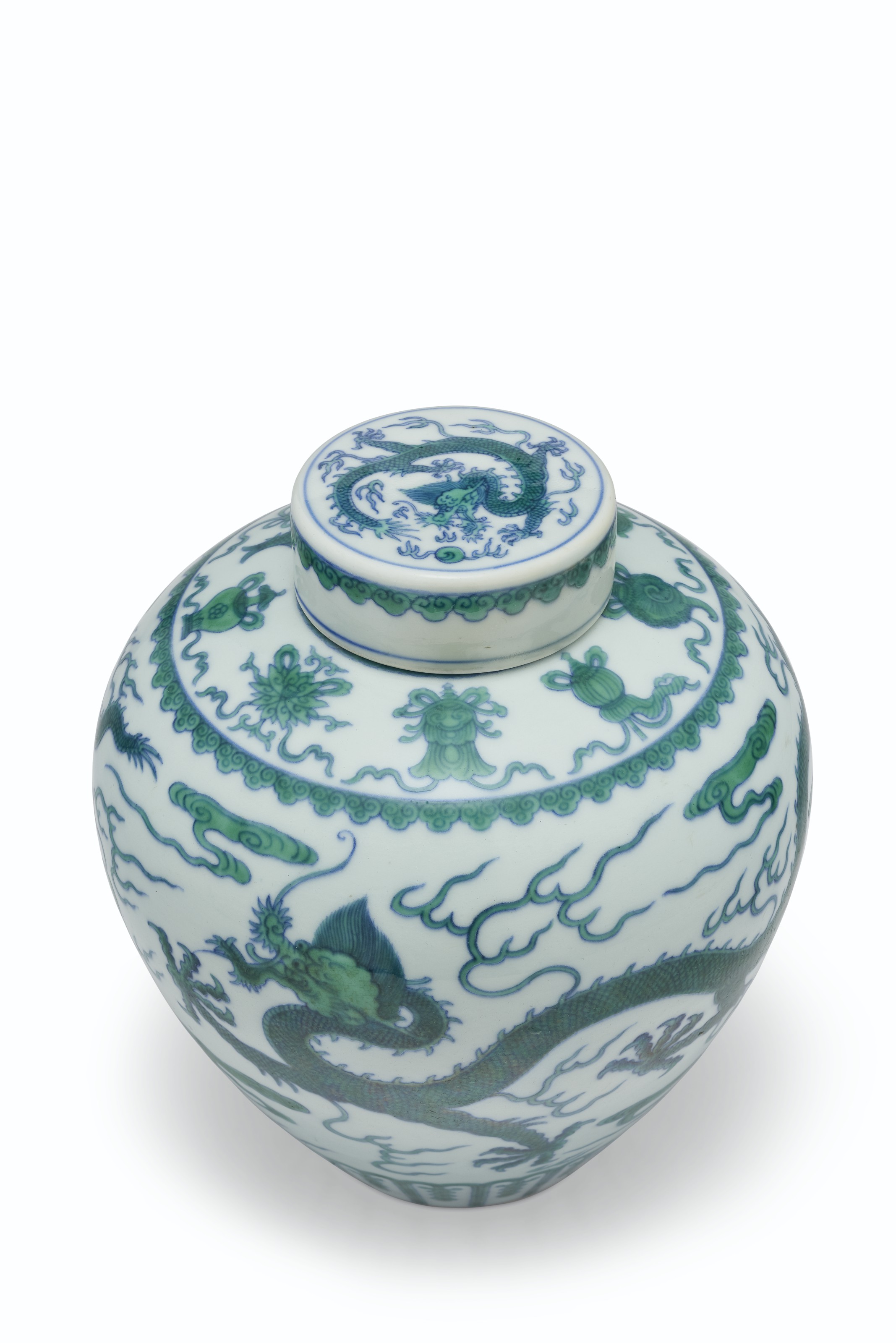 A GREEN-ENAMELED AND UNDERGLAZE BLUE 'DRAGON' JAR AND COVER