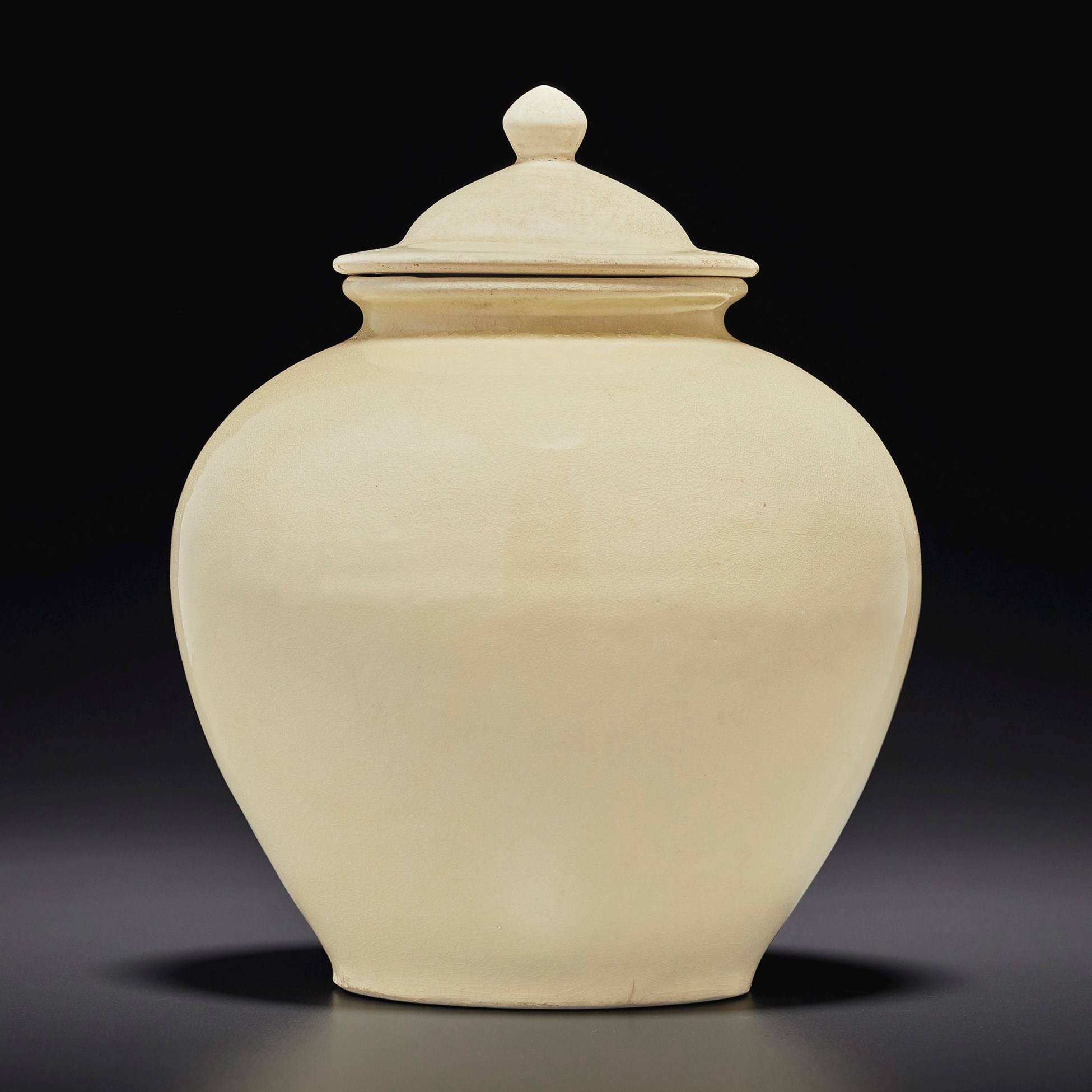 A WHITE-GLAZED JAR AND COVER, TANG DYNASTY (AD 618-907) | Christie's