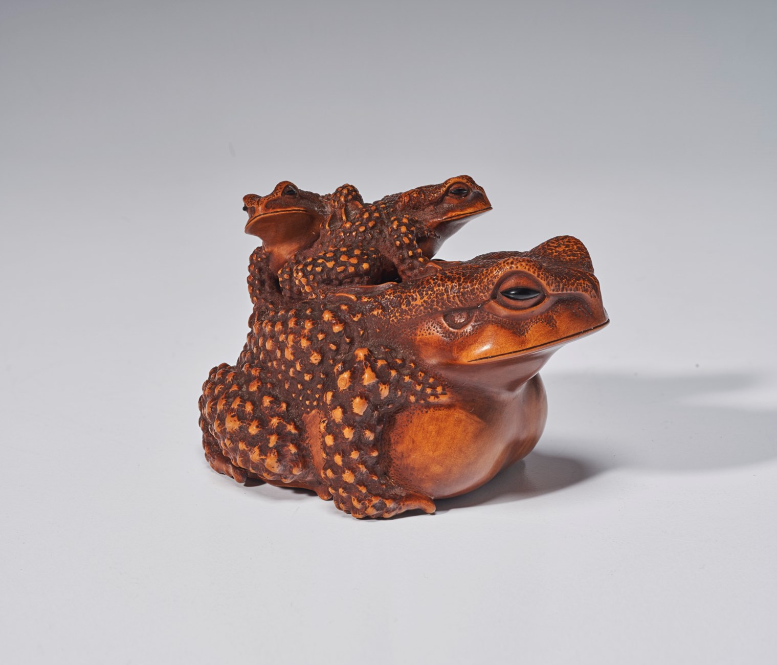 A CARVED WOOD SCULPTURE OF TOADS, EDO PERIOD (19TH CENTURY), SIGNED ...