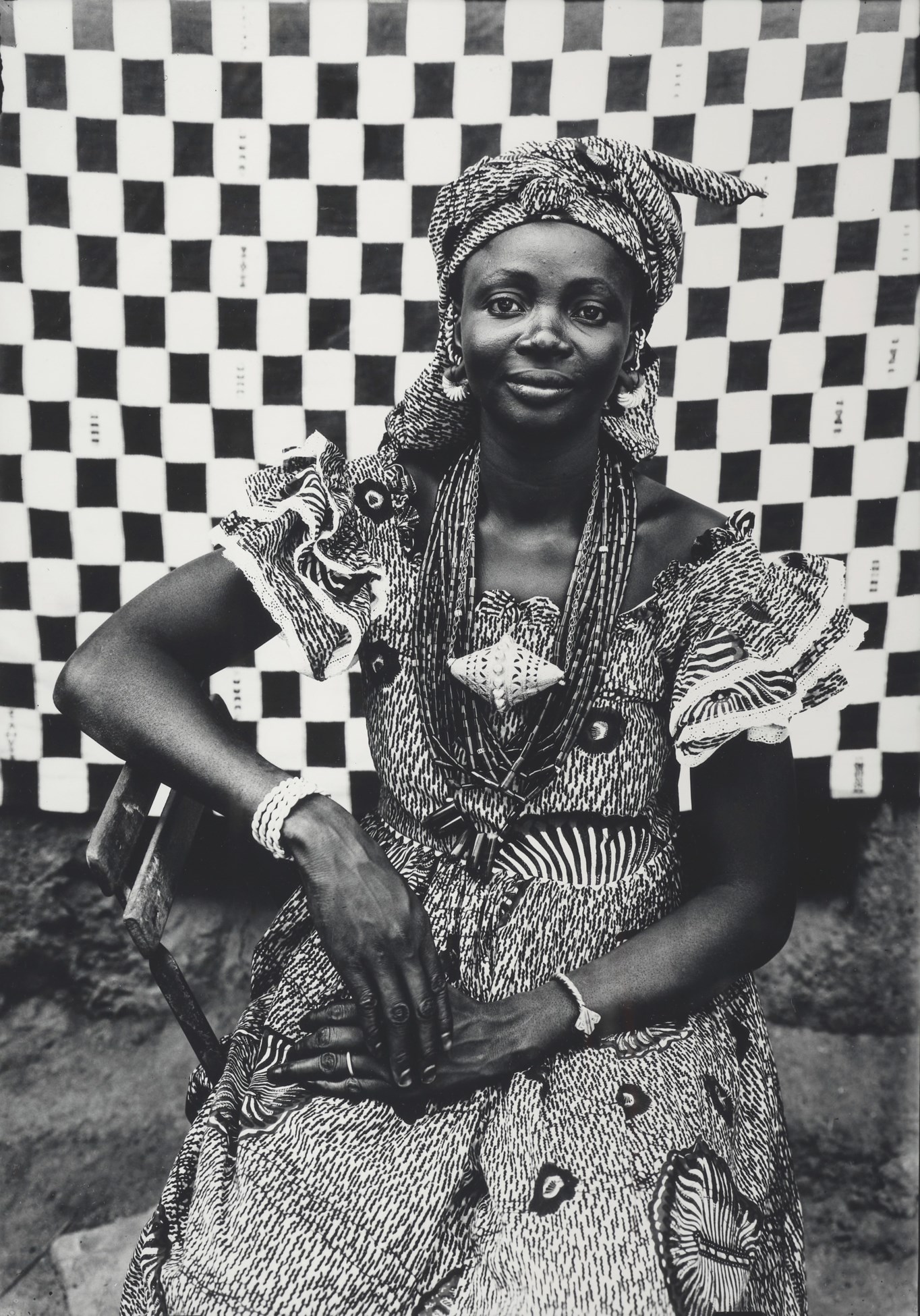 Seydou Keïta (1921-2001), Untitled (femme assise, fond à damier), 1952 ...