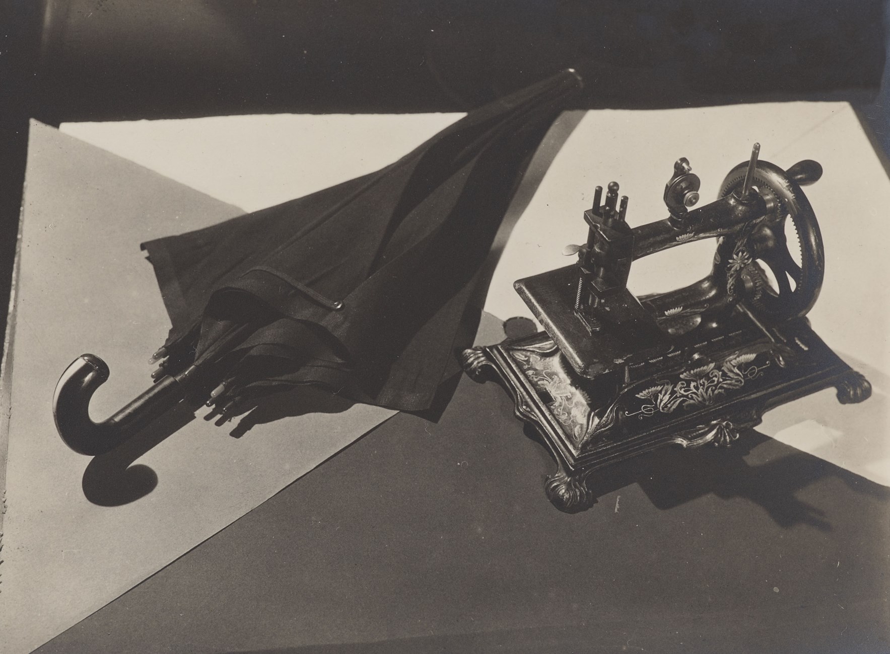 MAN RAY (1890-1976), Beau comme la rencontre fortuite sur une table de ...