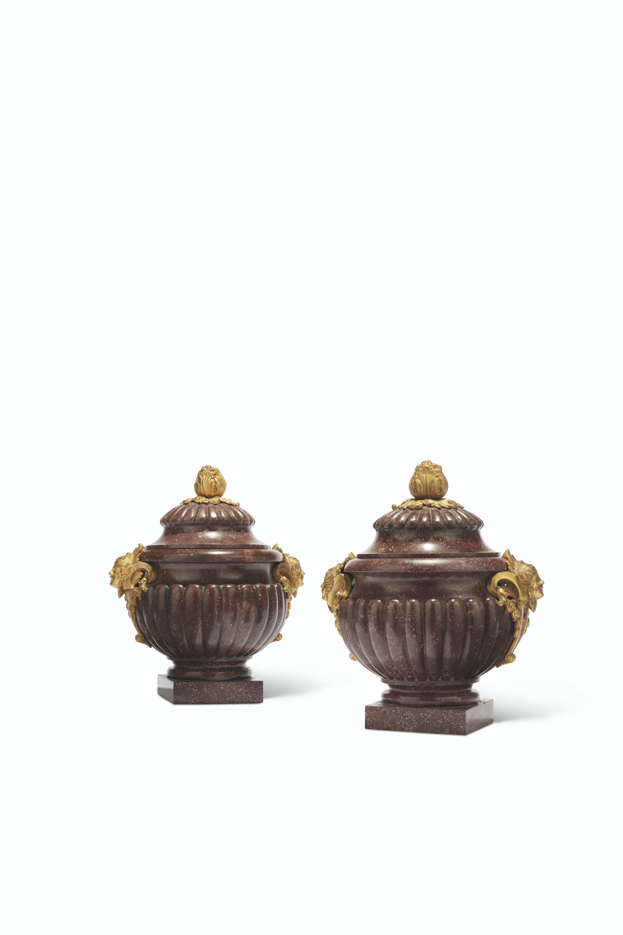 PAIRE DE VASES EN PORPHYRE DE STYLE LOUIS XIV | Barnebys