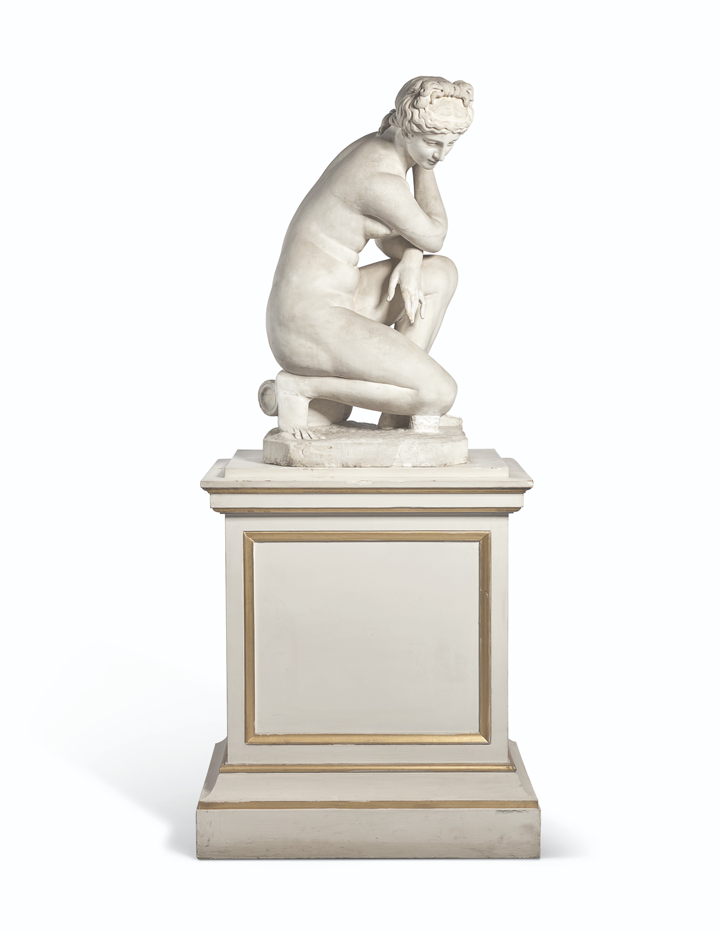 FIGURE EN MARBRE REPRÉSENTANT VENUS ACCROUPIE, D'APRÈS L'ANTIQUE ...