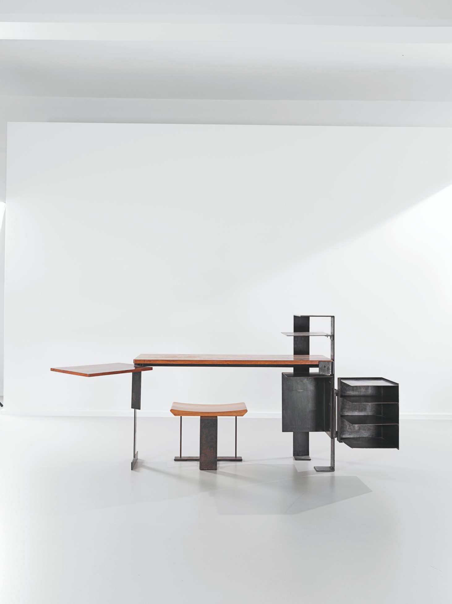 PIERRE CHAREAU (1883-1950), Bureau 'MB 744', le modèle créé en 1927 ...