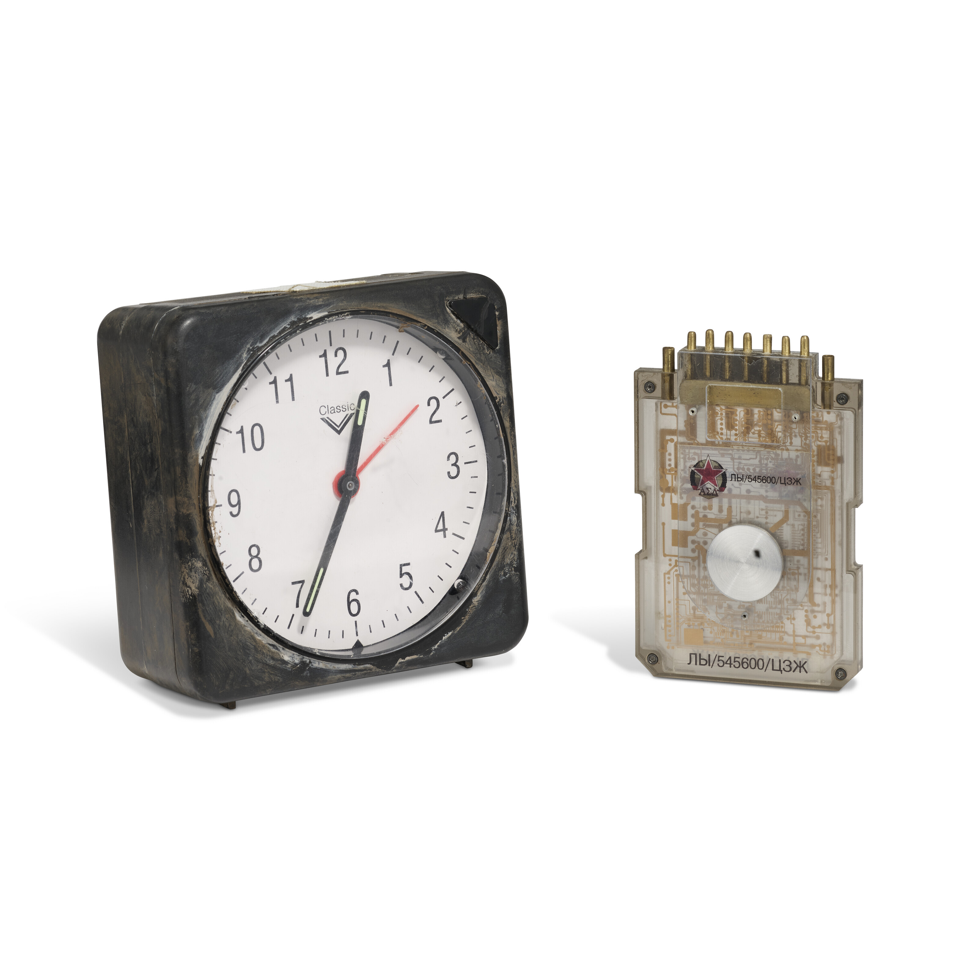 THE WORLD IS NOT ENOUGH (1999), A CLOCK USED BY JUDI DENCH AS 'M' WITH ...