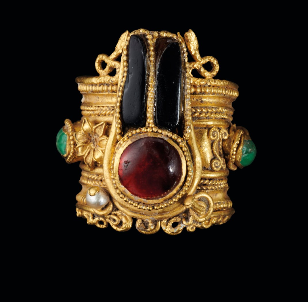 A GREEK GOLD GEM-SET FINGER RING, LATE HELLENISTIC, CIRCA 2ND-1ST ...
