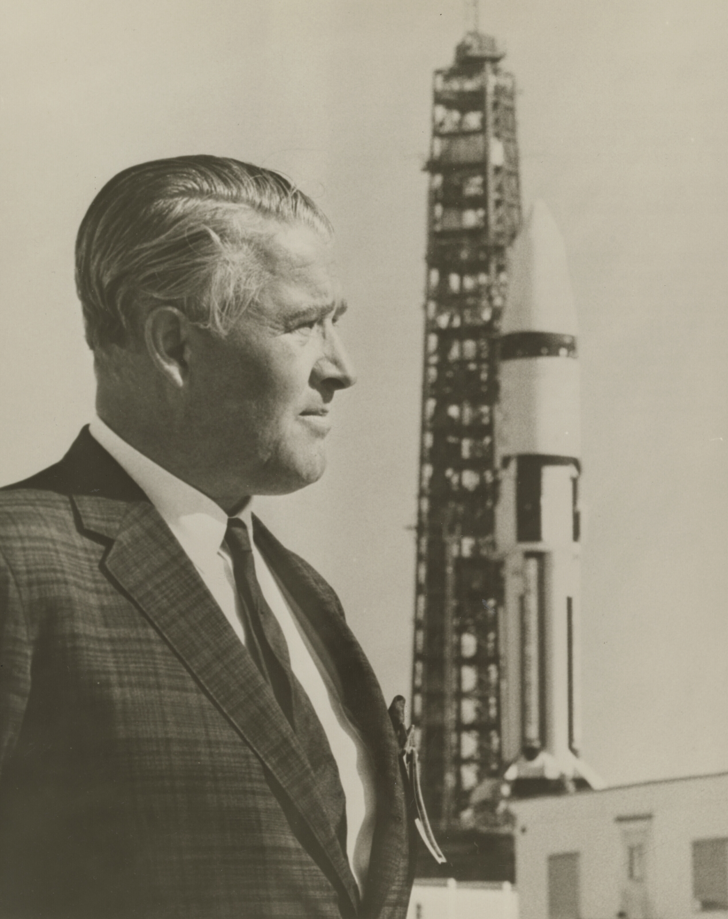 DR. WERNHER VON BRAUN STANDING IN FRONT OF A SATURN 1B ROCKET, 1965 ...
