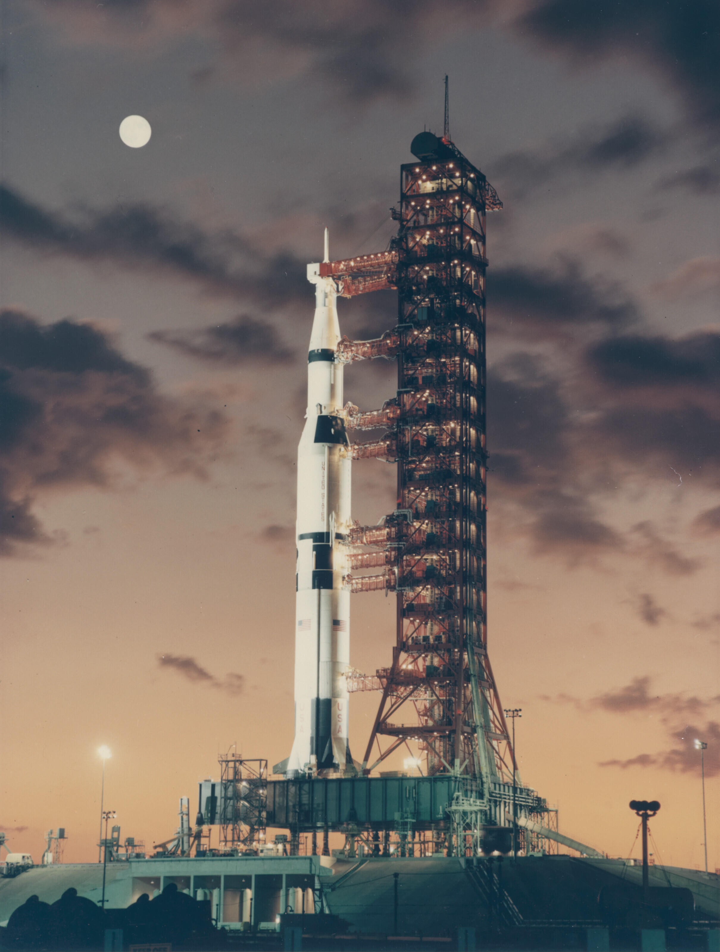 EARLY MORNING VIEW OF APOLLO 4 UNMANNED SPACECRAFT ON LAUNCH PAD ...