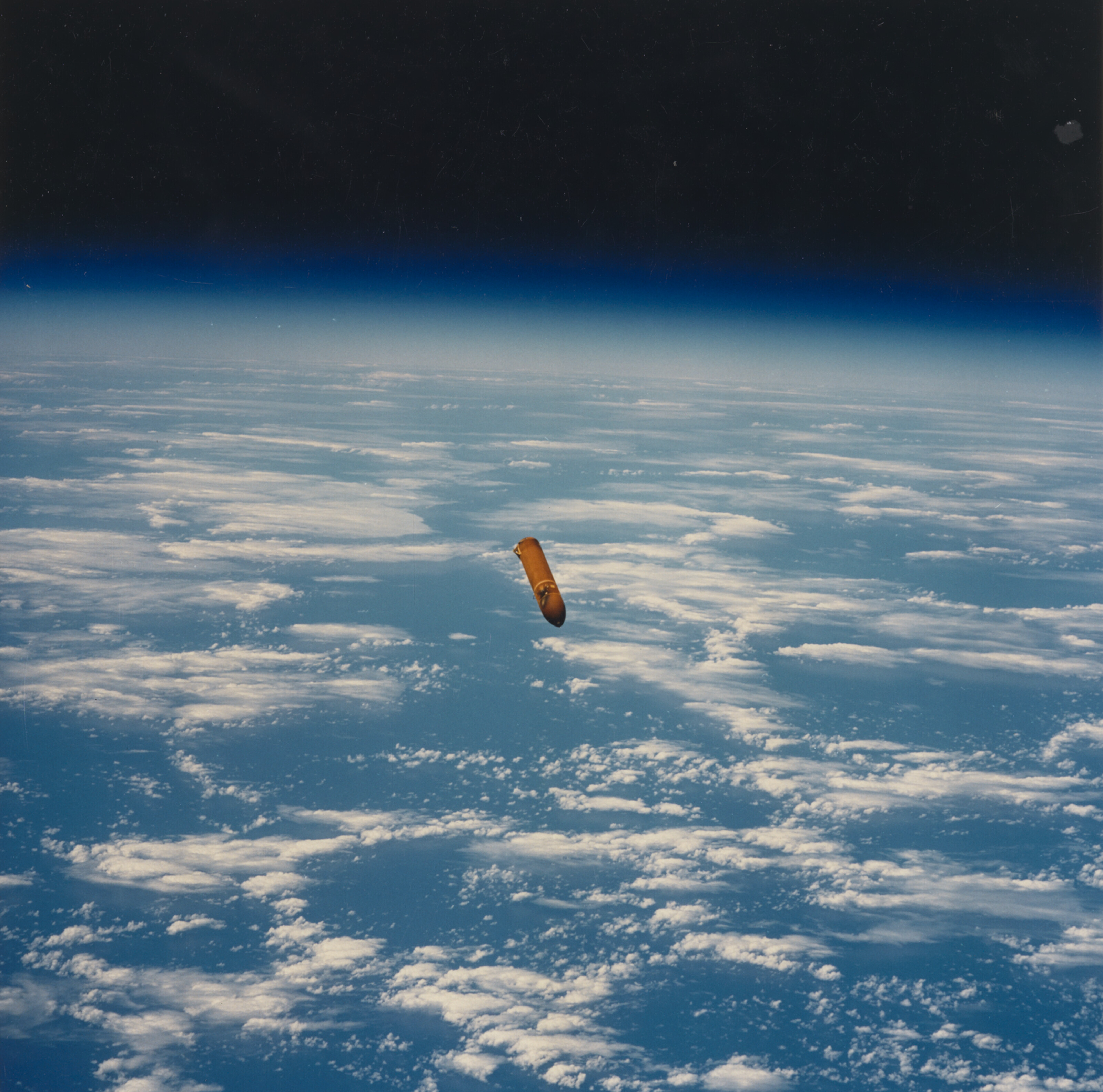 EXTERNAL FUEL TANK FLOATING IN ORBIT, MARCH 13, 1989, NASA [STS-29 ...