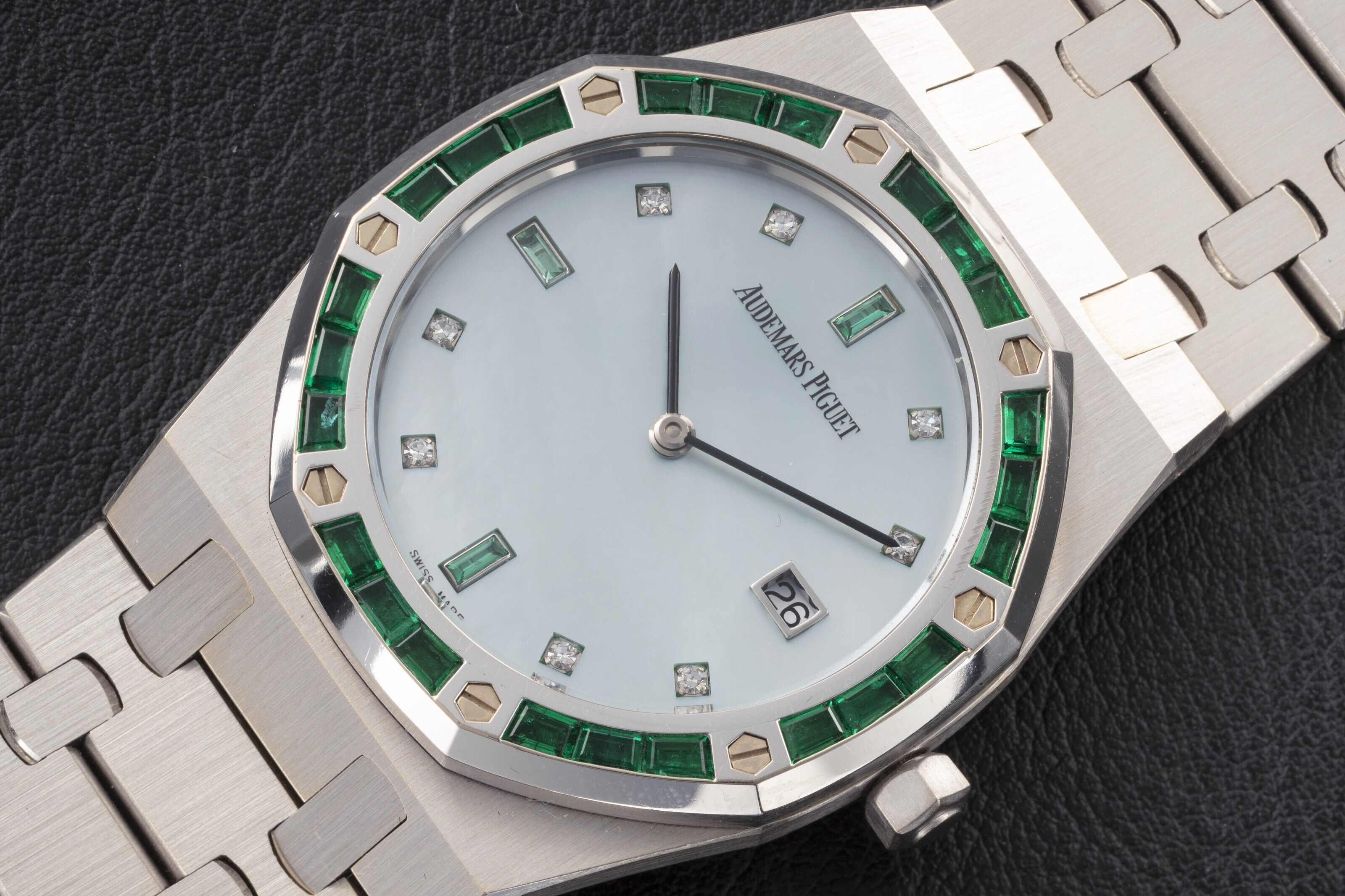 AUDEMARS PIGUET, ROYAL OAK REF. 56602BC, A GOLD WRISTWATCH WITH EMERALD ...