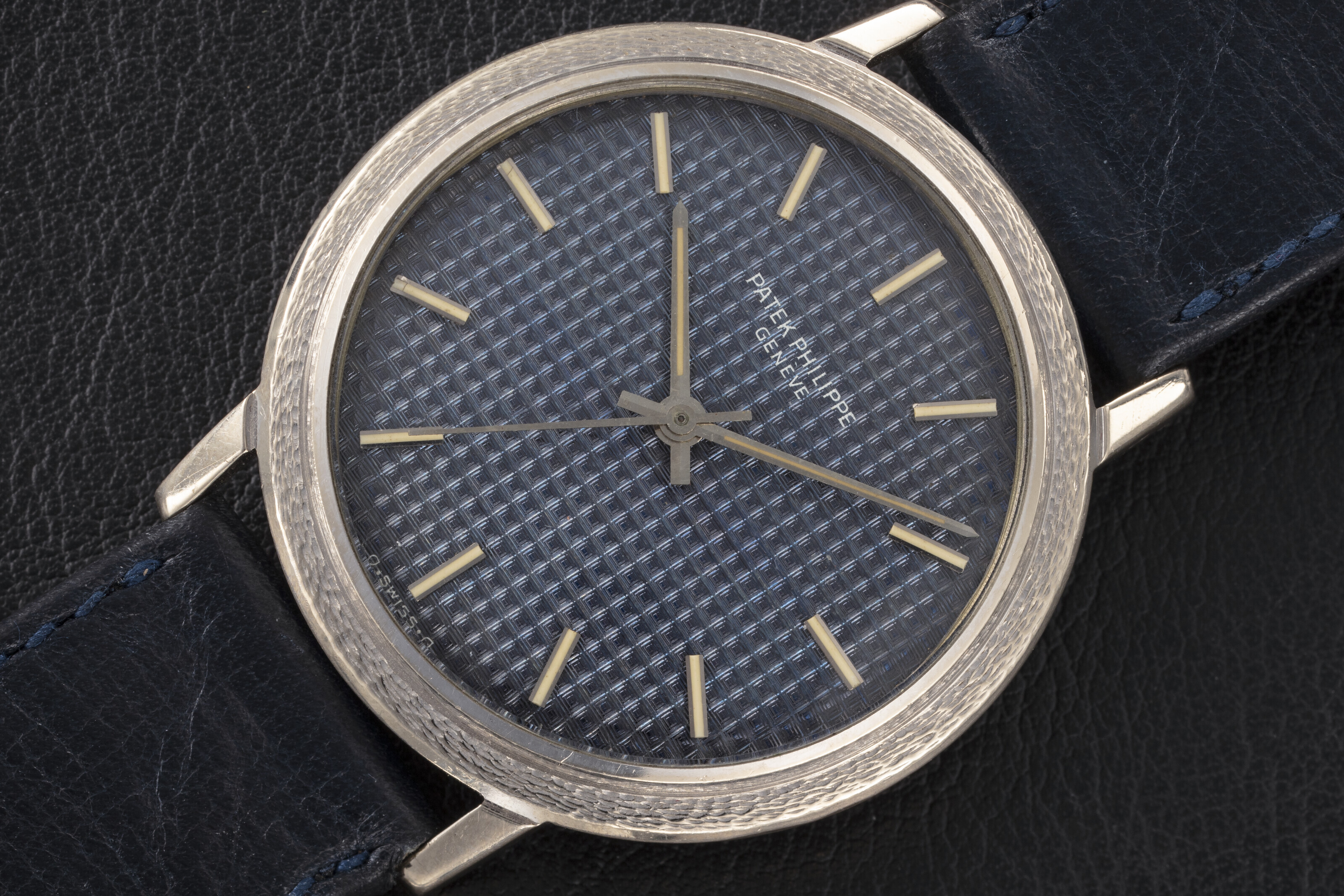 PATEK PHILIPPE, CALATRAVA REF. 3569, A GOLD AUTOMATIC WRISTWATCH, CASE ...