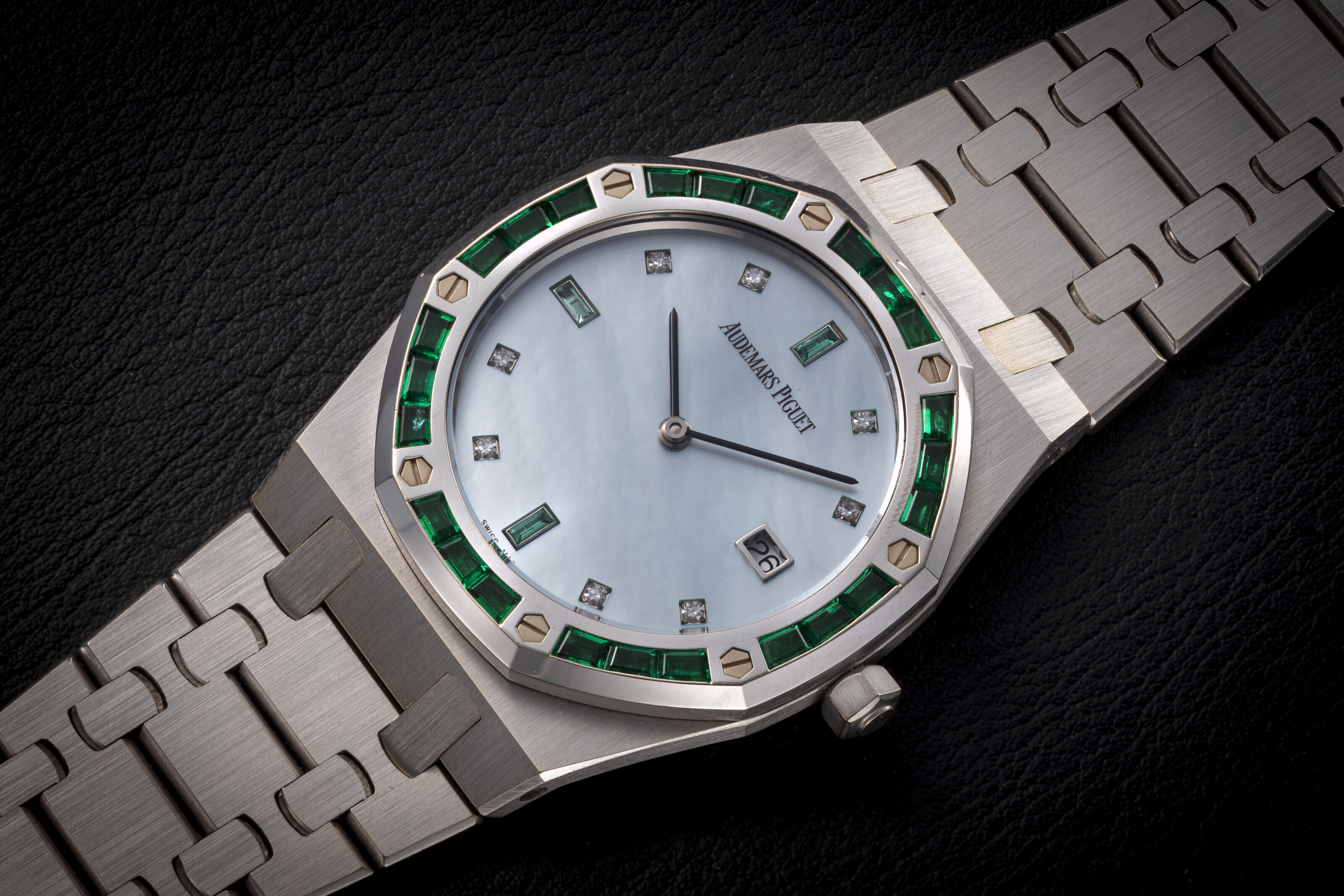 AUDEMARS PIGUET, ROYAL OAK REF. 56602BC, A GOLD WRISTWATCH WITH EMERALD ...