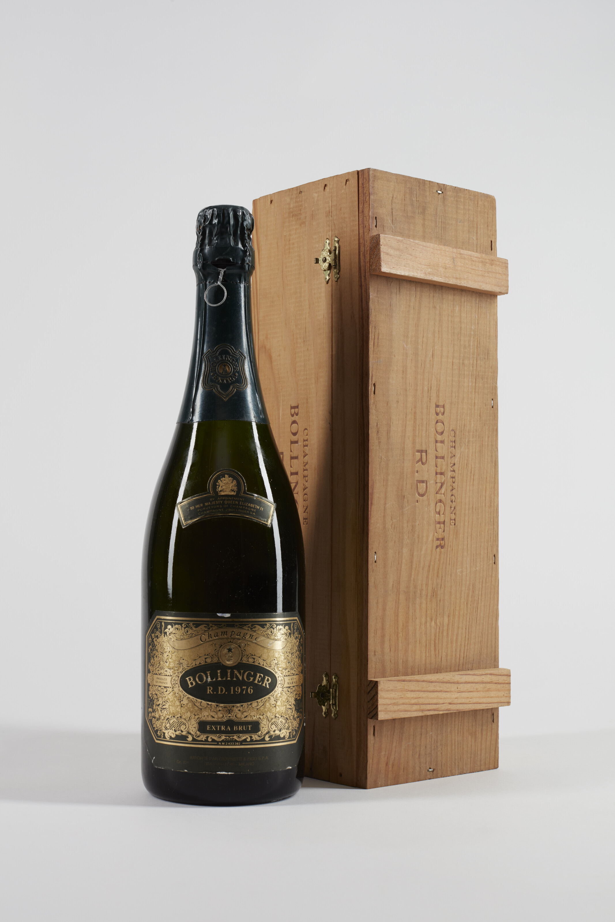 Bollinger Brut R.D. 1976, AyIn original wooden case. Italian import ...