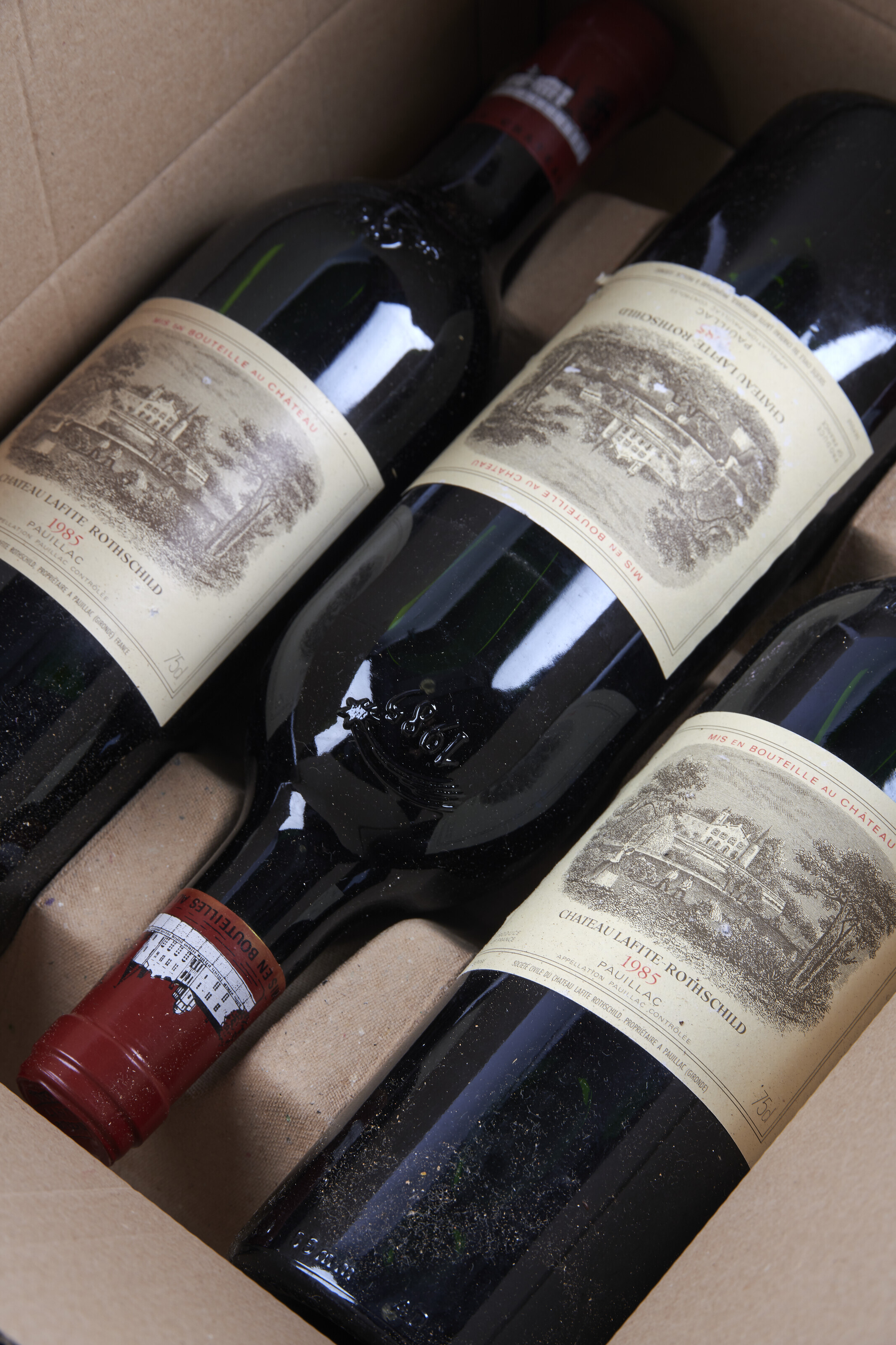 Château Lafite-Rothschild 1985, Pauillac, 1er cru classéOne scuffed ...