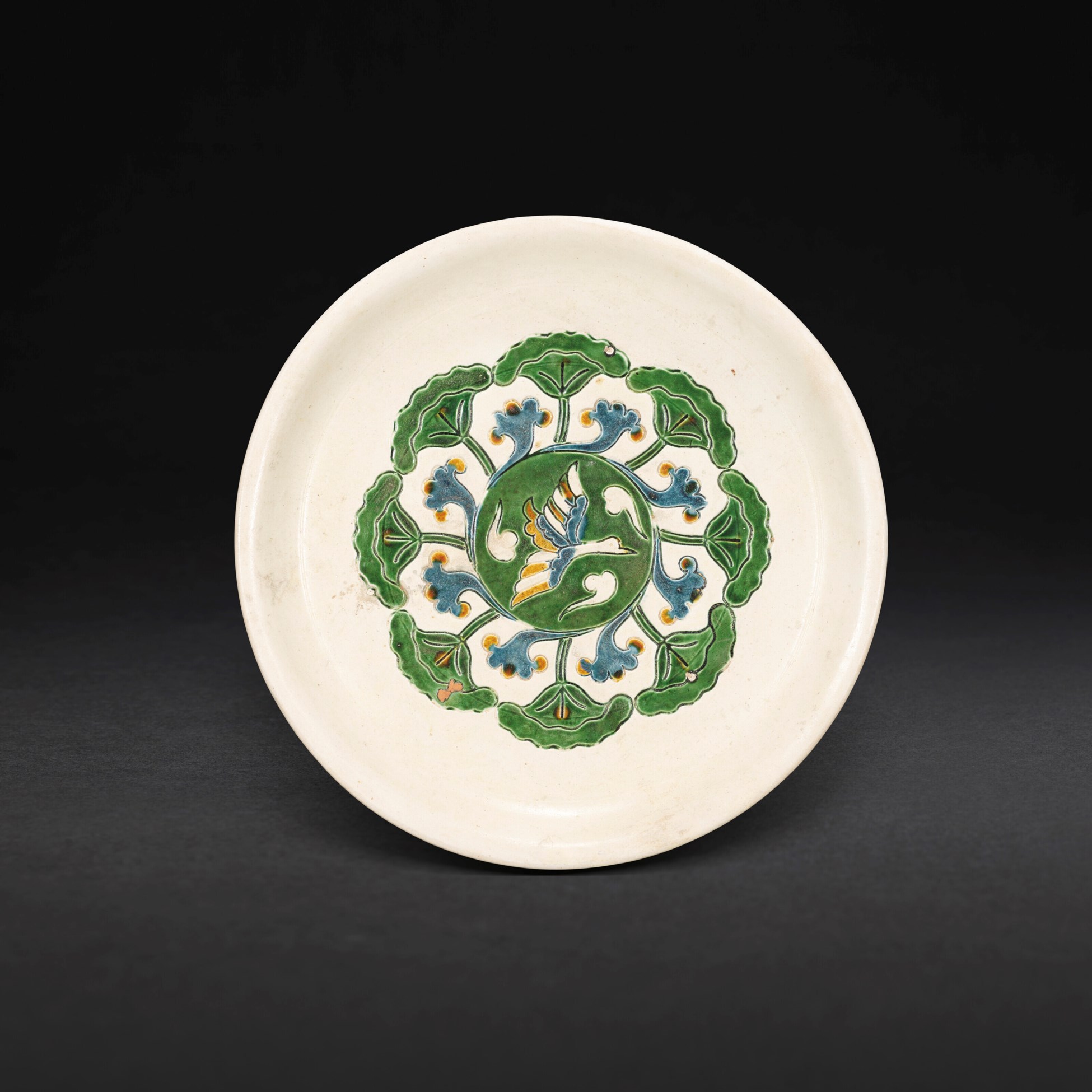 A LARGE SANCAI-GLAZED 'GOOSE' TRIPOD DISH, TANG DYNASTY (AD 618-907 ...