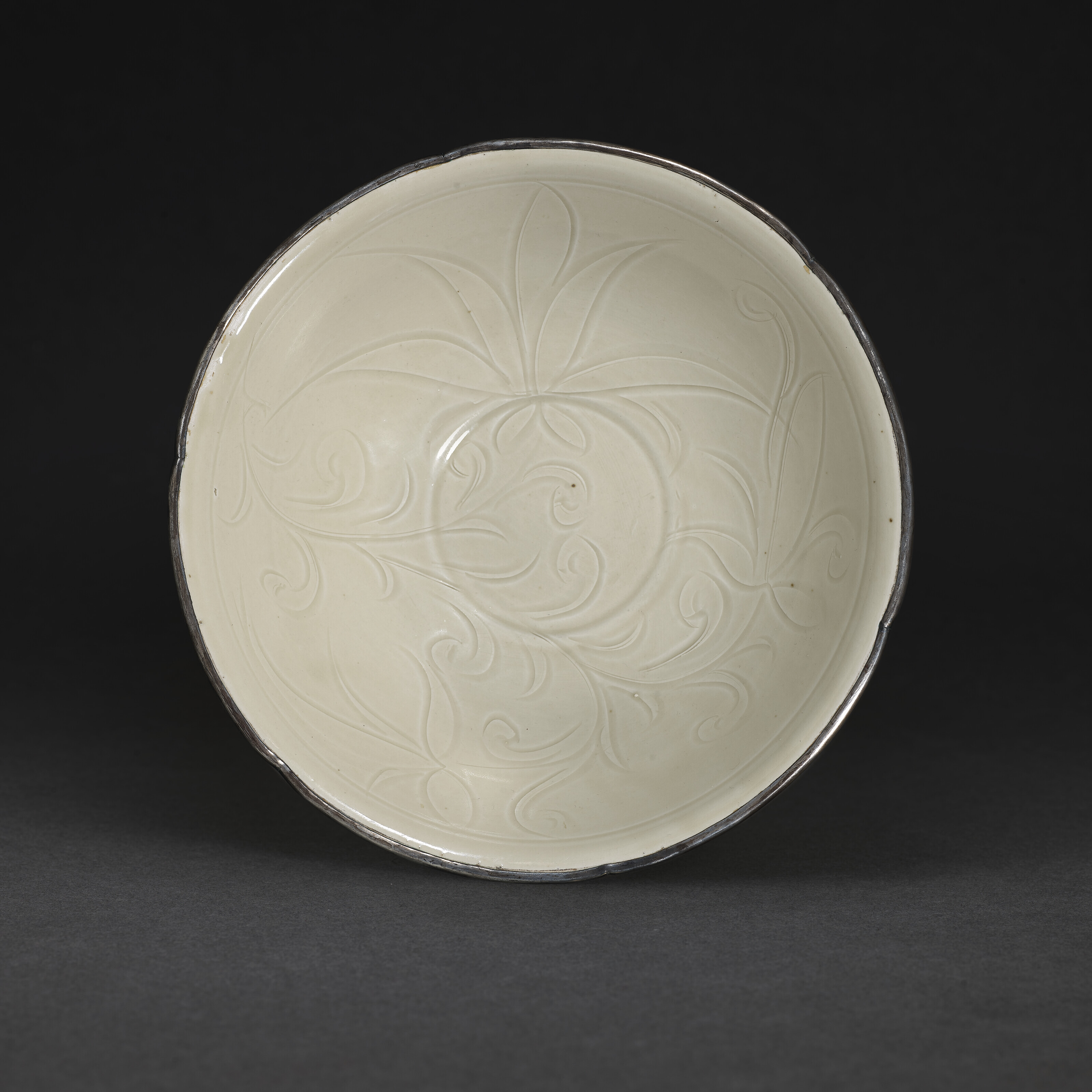 A LARGE SANCAI-GLAZED 'GOOSE' TRIPOD DISH, TANG DYNASTY (AD 618-907 ...