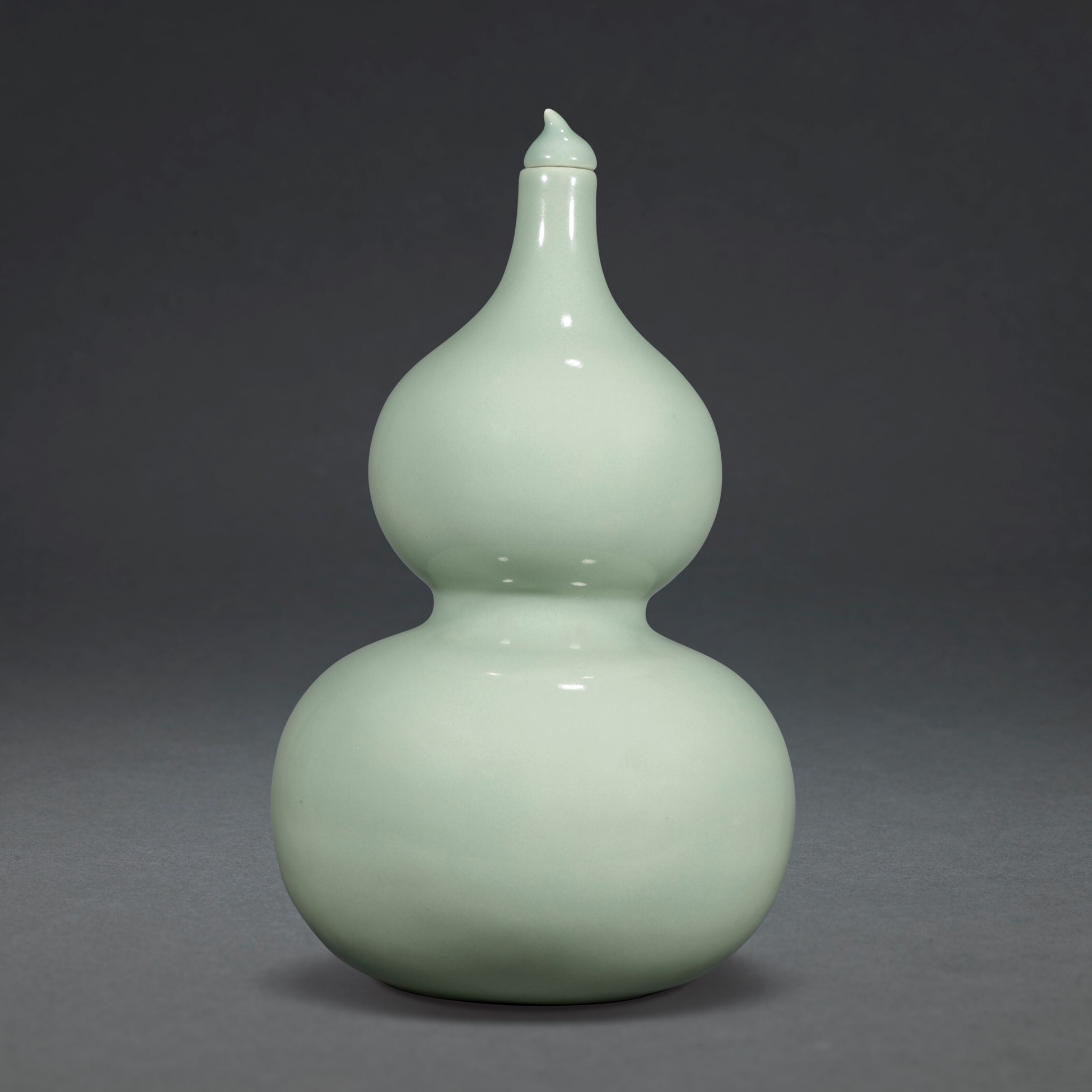 A FINE CELADON-GLAZED DOUBLE-GOURD FORM VASE AND COVER