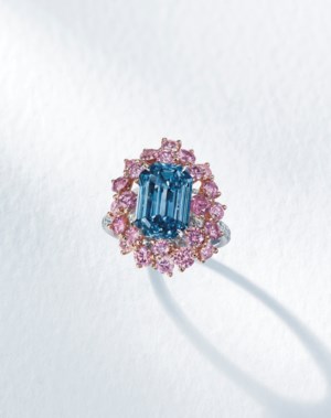 AN EXCEPTIONAL COLOURED DIAMOND AND DIAMOND RING, BY MOUSSAIEFF ...