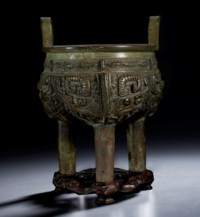 A SUPERBLY CAST BRONZE RITUAL TRIPOD FOOD VESSEL, LIDING, LATE SHANG ...