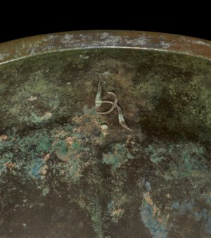 A SUPERBLY CAST BRONZE RITUAL TRIPOD FOOD VESSEL, LIDING, LATE SHANG ...
