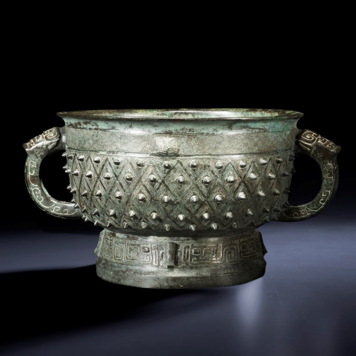A VERY FINELY CAST BRONZE RITUAL FOOD VESSEL, GUI, LATE SHANG DYNASTY ...