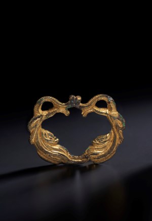 A SMALL GILT-BRONZE DOUBLE DRAGON FITTING, TANG DYNASTY (AD 618-907 ...