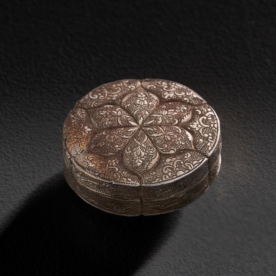 A SMALL SILVER BOX AND COVER, TANG DYNASTY (AD 618-907) | Christie's