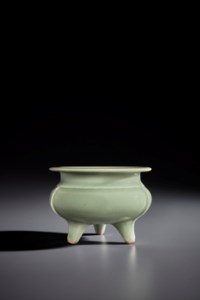 A LONGQUAN CELADON TRIPOD CENSER, SOUTHERN SONG DYNASTY (1127-1279) | Christie's