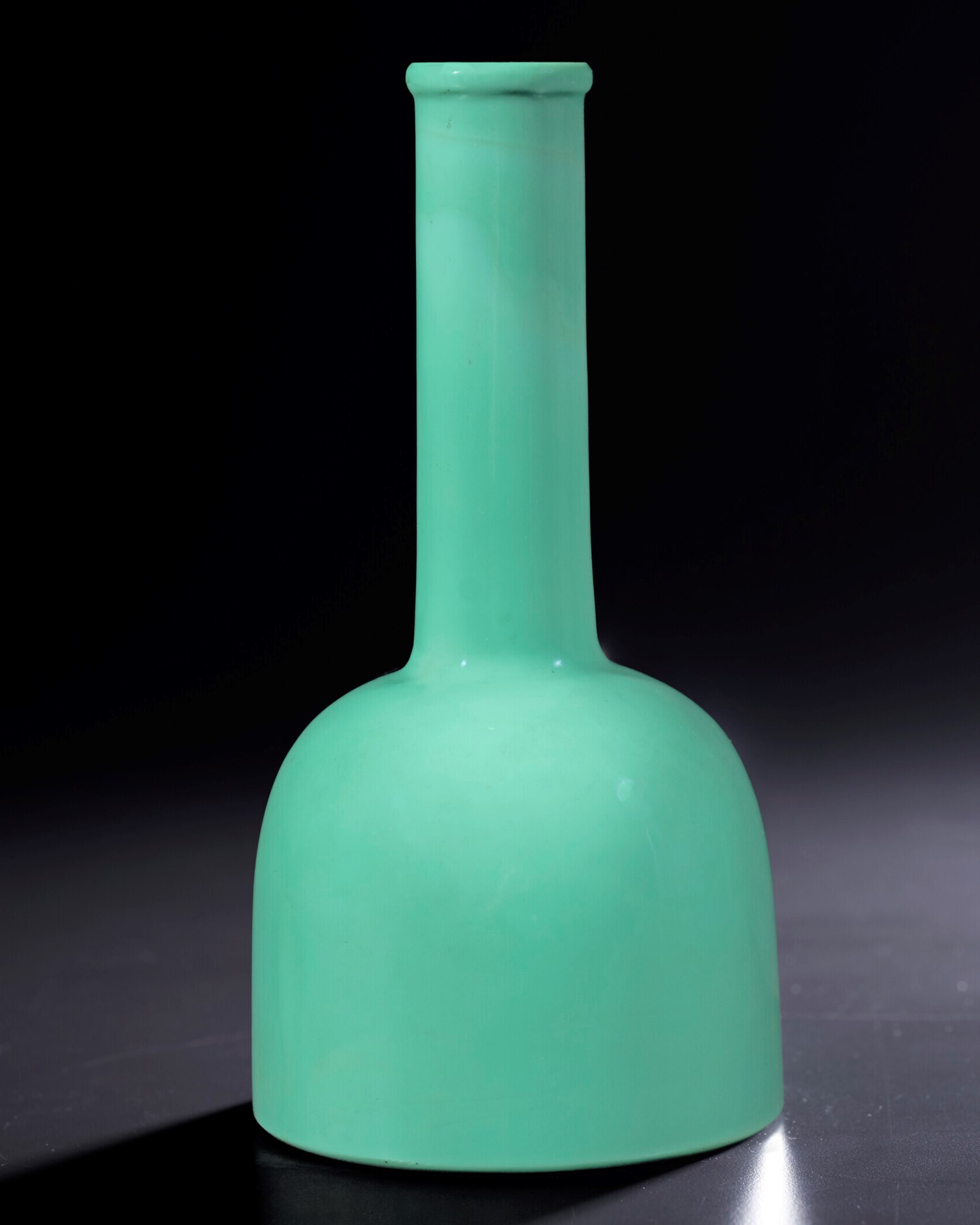 A SUPERB AND VERY RARE GREEN GLASS MALLET VASE, QIANLONG FOUR-CHARACTER ...