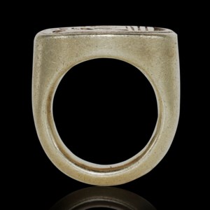 AN EGYPTIAN ELECTRUM STIRRUP RING, NEW KINGDOM, 18TH-20TH DYNASTY ...